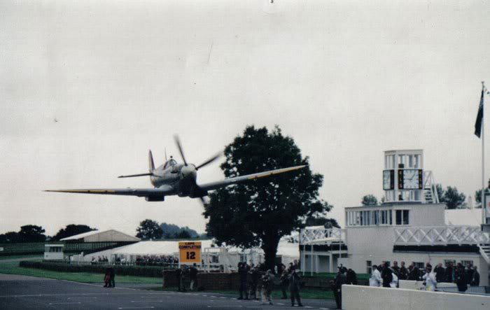 WHO-Tube: Ray Hanna Spitfire Low Pass - Goodwood 1998