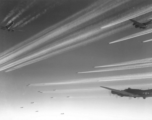 33 Beautiful Images of B-17 Flying Fortress In Flight