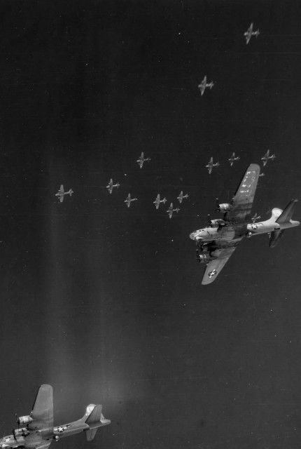33 Beautiful Images of B-17 Flying Fortress In Flight