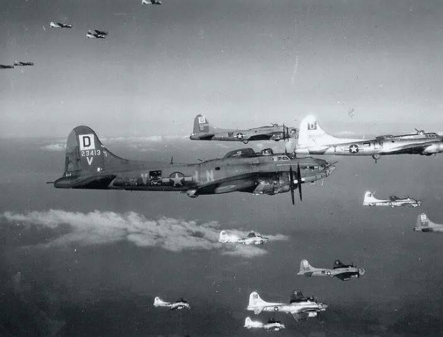The Mighty Eigth - B-17 Flying Fortress in Formation