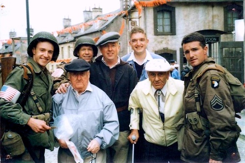 Behind the scenes of the making of Band of Brothers - 39 fun images!