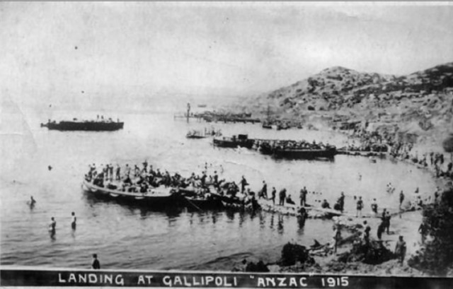 Veterans commemorate Anzac Day centenary of landings at Gallipoli