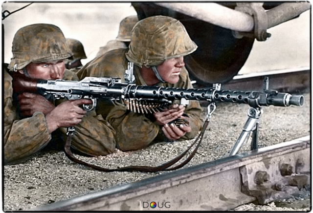 32 Tragic, Sad, But Fascinating Colorised Images of WWII