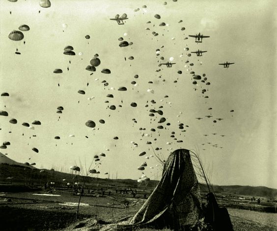 Airborne All The Way! 20 Fantastic Photos of Paratroopers in Action!