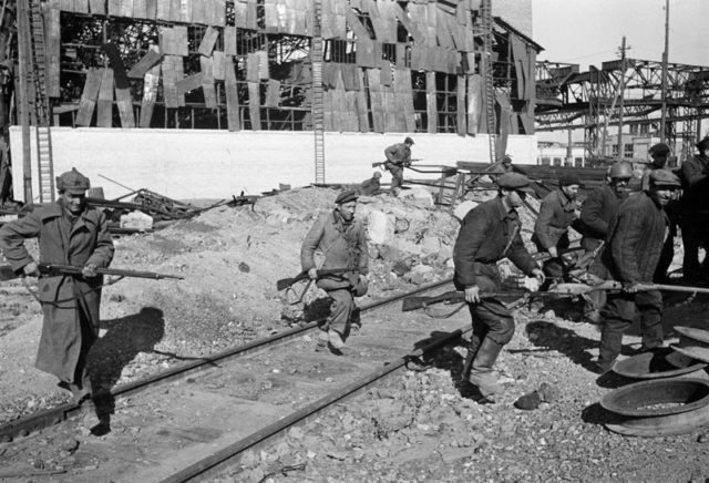 Incredible Urban Combat Pictures From Stalingrad - Not One Step Back