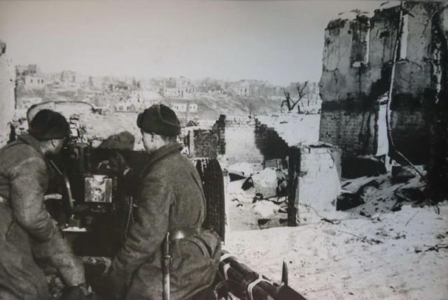 Incredible Urban Combat Pictures From Stalingrad - Not One Step Back