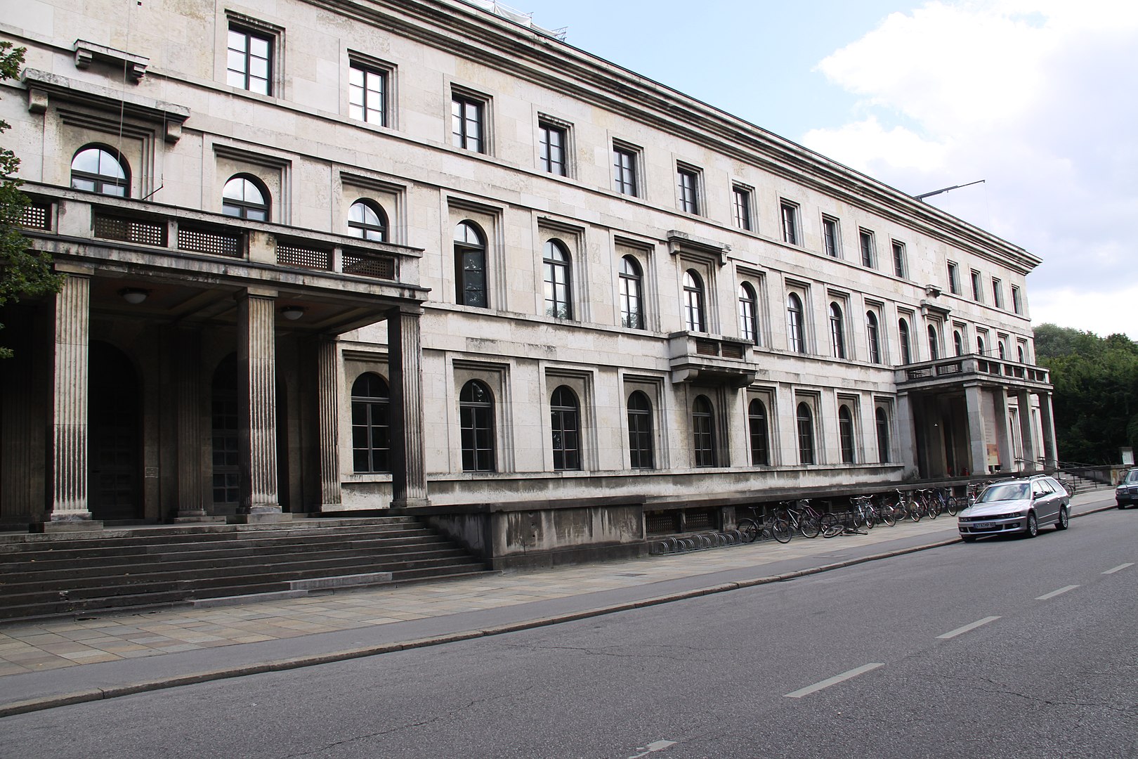 Appeasing Hitler - Book Review by Mark Barnes