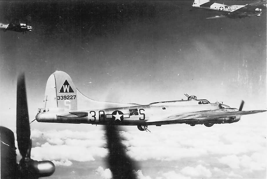The Mighty Eigth - B-17 Flying Fortress in Formation | War History Online