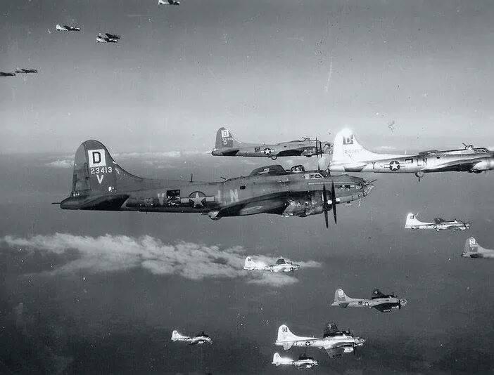 33 Beautiful Images of B-17 Flying Fortress In Flight | War History Online