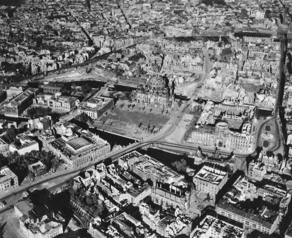MUST SEE: 21 amazing aerial shots of bombed out Berlin shortly after ...