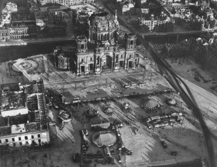 MUST SEE: 21 amazing aerial shots of bombed out Berlin shortly after ...