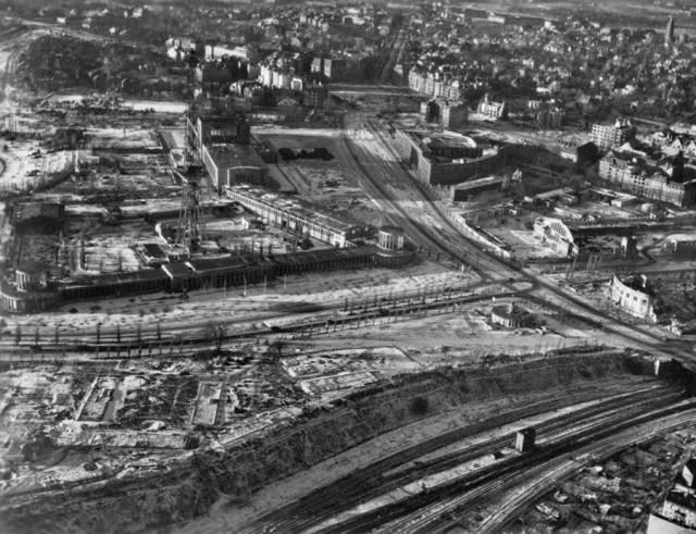 MUST SEE: 21 amazing aerial shots of bombed out Berlin shortly after ...