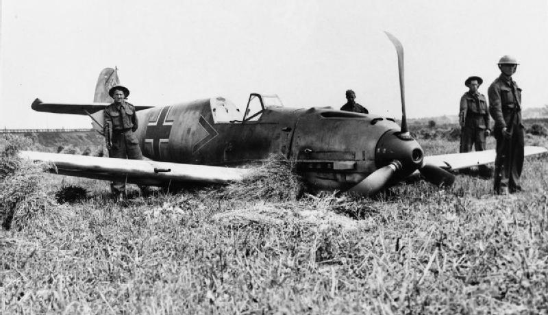 22 Incredible Images Of Crashed Luftwaffe Planes During The Battle of ...