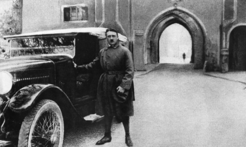 A historical fake: The photo of Hitler walking out of prison | War ...