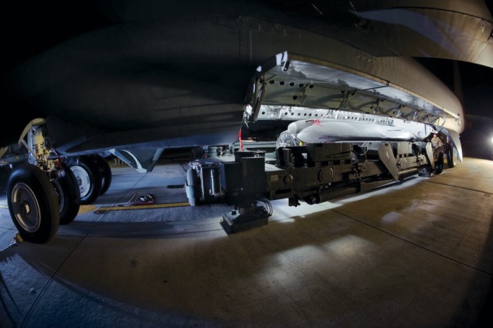 STUNNING! Inside the B-52 Stratofortress in 52 high-res images | War ...