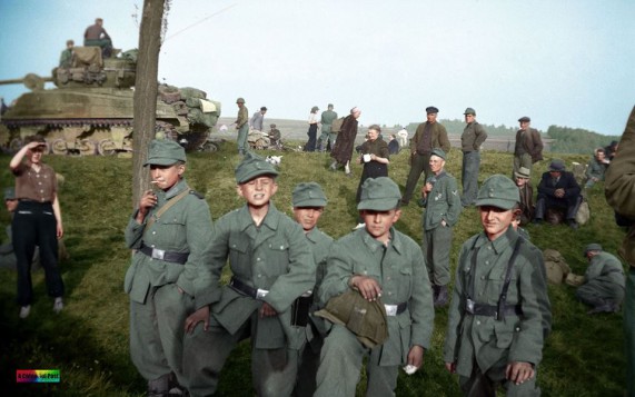 37 beautiful, sad but touching colourised images of WWII | War History ...