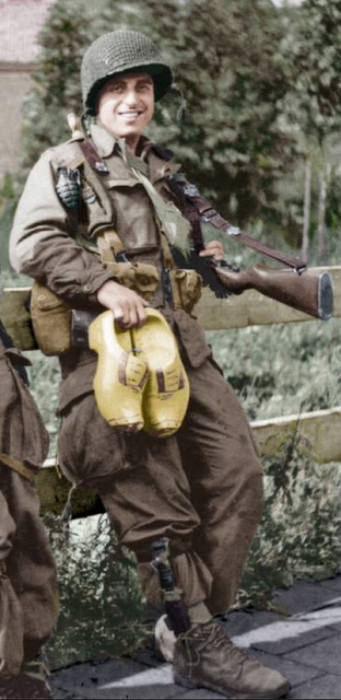 37 beautiful, sad but touching colourised images of WWII | War History ...
