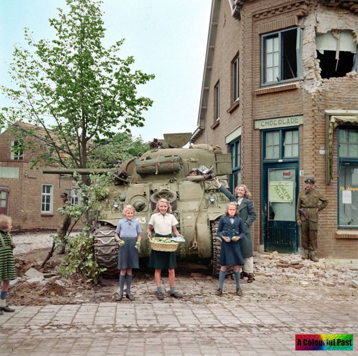 37 beautiful, sad but touching colourised images of WWII | War History ...