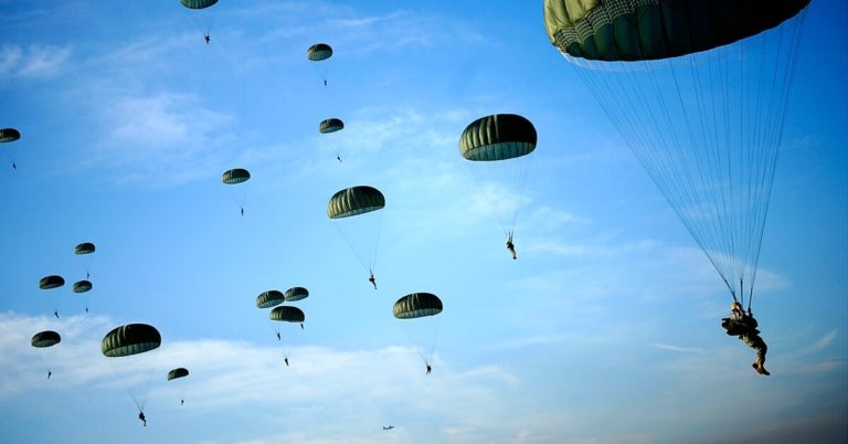 88-Years Old And Still Brave - WW2 Veteran Performs One Last Parachute ...