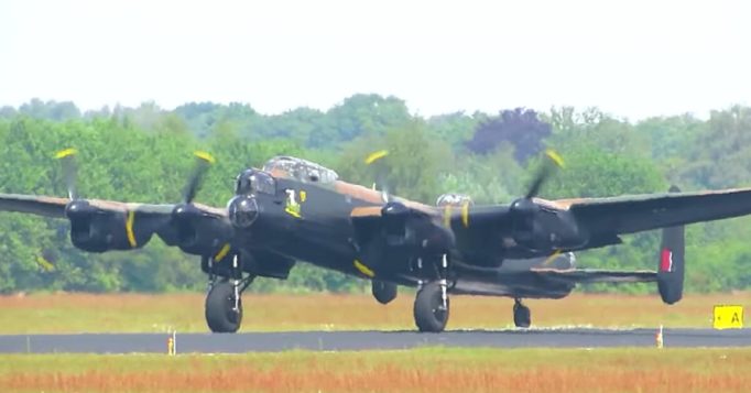 Beautiful and Awesome Sound of the WW2 Lancaster Bomber, Taking Off And ...