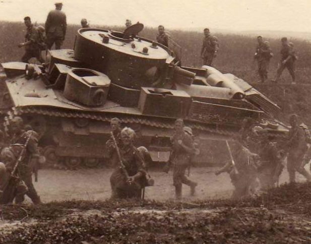 The Soviet T-28 Tank Had Three Turrets, Onboard Radio, And Machine-Gun ...
