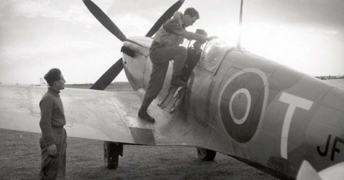 Youngest RAF Spitfire Pilot in Battle of Britain Passes away at 97 ...