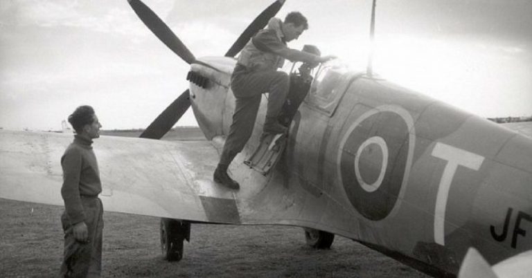 Youngest RAF Spitfire Pilot in Battle of Britain Passes away at 97 ...