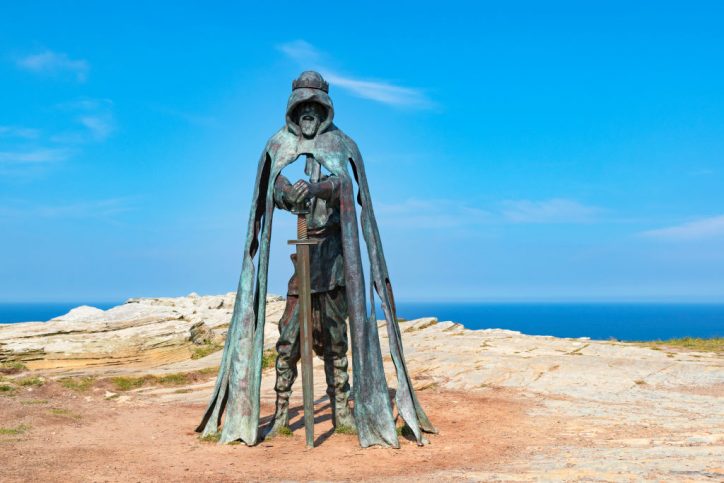 An 8-Foot-Tall Bronze King Arthur Overlooks the Atlantic Ocean | War ...