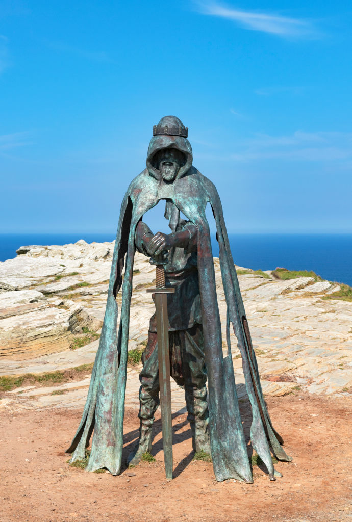 An 8-Foot-Tall Bronze King Arthur Overlooks the Atlantic Ocean | War ...