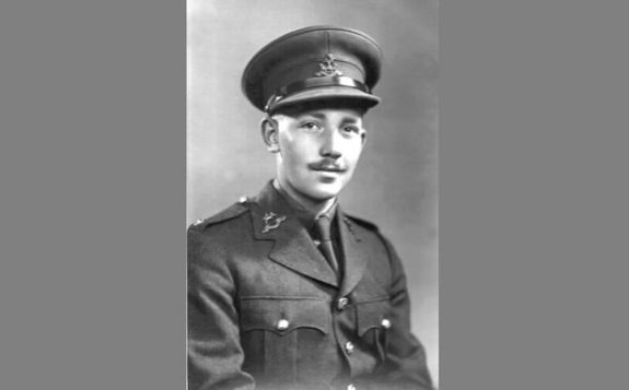 Capt Tom Moore to be Knighted by the Queen After Raising £33m for NHS ...