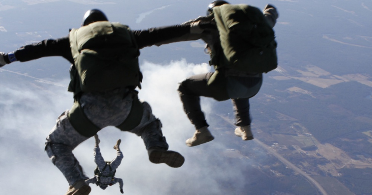 British Soldier Falls 15,000 Feet After A Parachute Failure — And ...
