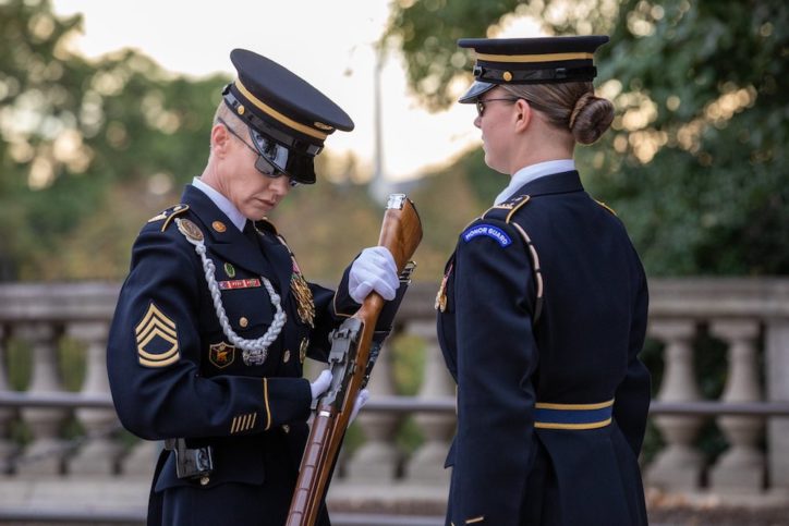 Tomb of the Unknown Soldier Has First All-Female Guard Change | War ...