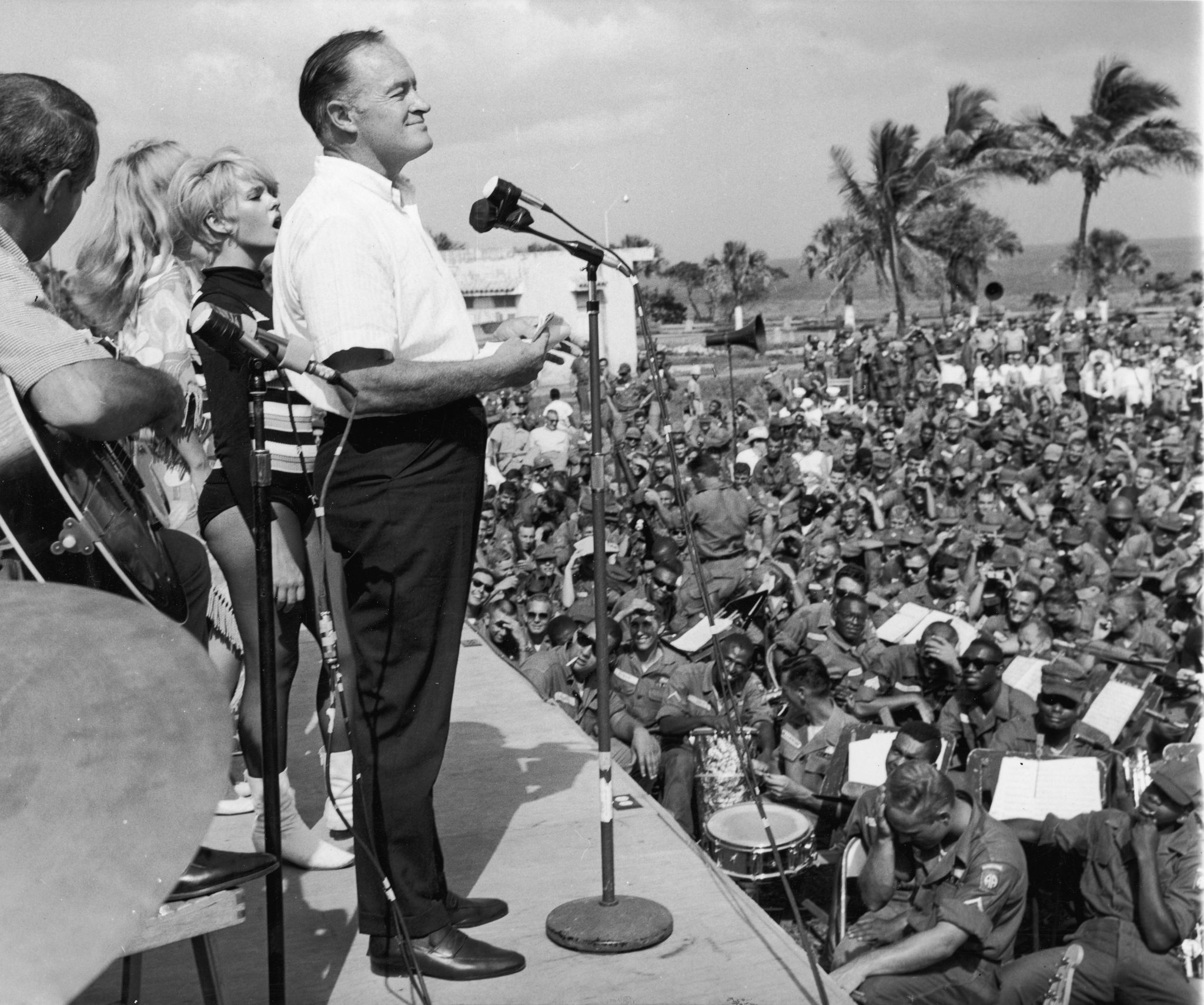 Bob Hope and His Dangerous History of Entertaining Troops With the USO ...