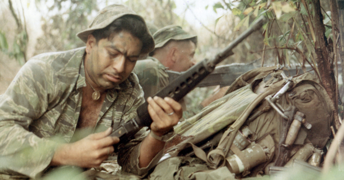 US Troops in Vietnam Hated the M16 So Much They Picked Up the Enemy's ...