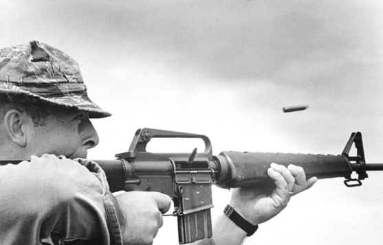US Troops in Vietnam Hated the M16 So Much They Picked Up the Enemy's ...