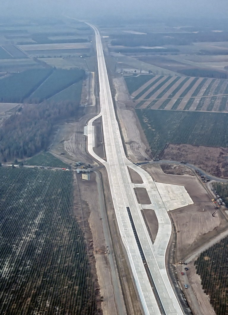 Highways Across the World Are Built for Warplanes to Land on Them | War ...