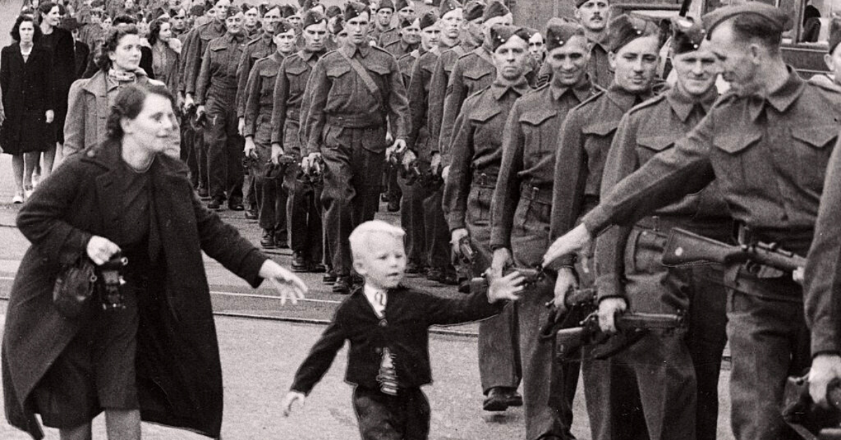 Wait for Me, Daddy: The True Story Behind the Iconic World War II Photo ...